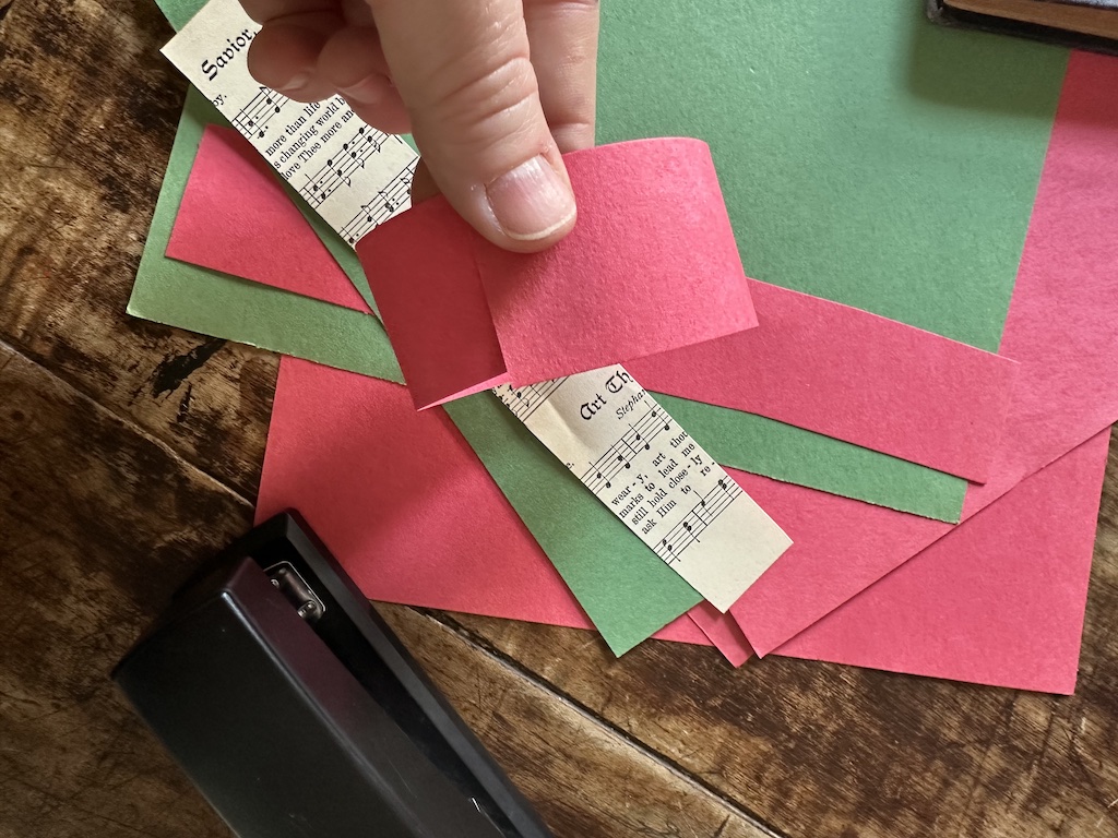 How to Make a Simple Christmas Paper Chain Craft