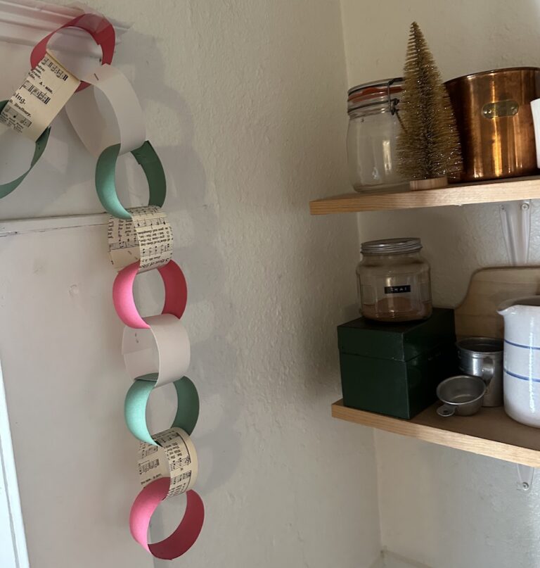How to Make a Simple Christmas Paper Chain Craft